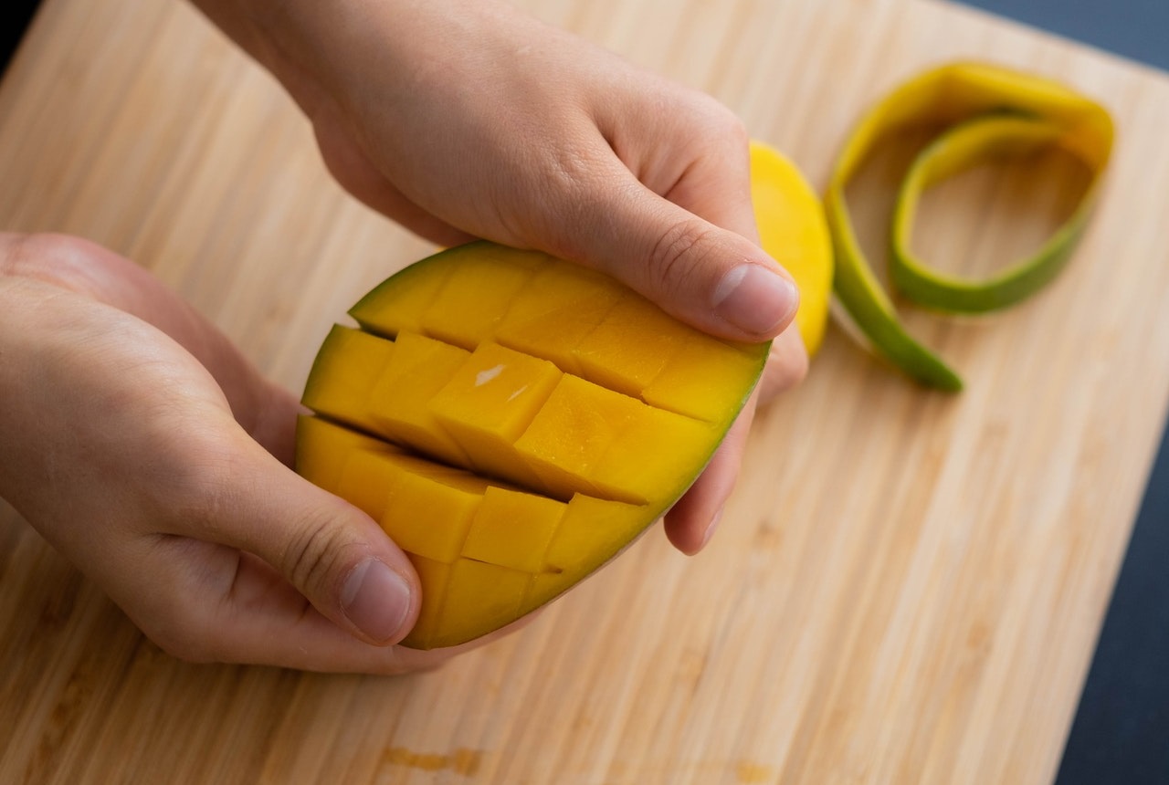 How To Cut a Mango: A Trivial Task for Geniuses, Clearly - TipsMatic
